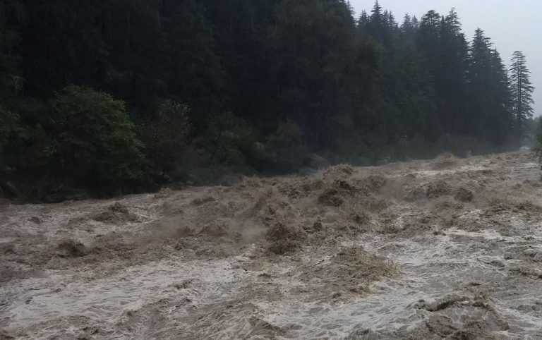 Beas flowing on road, Manali highway closed for traffic - The News Himachal