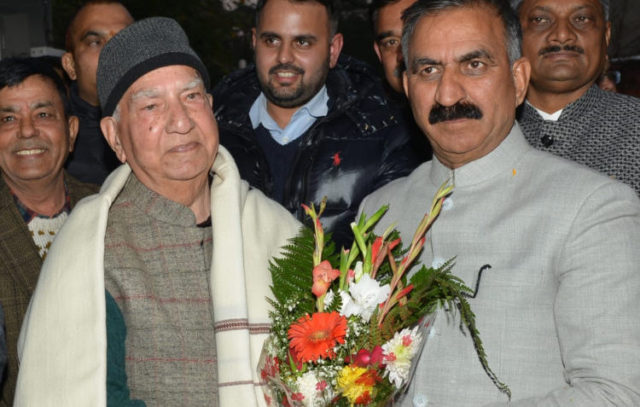 CM Sukhu calls on veteran leader Shanta Kumar