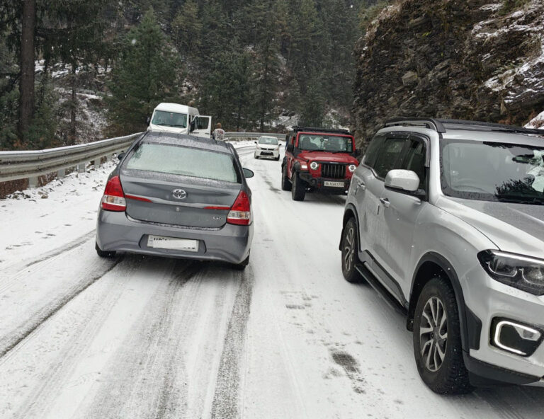 Himachal Weather Update: Mild Snow in Narkanda, Kufri, and Rohtang ...